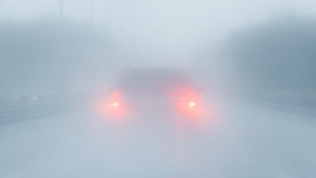 10 conseils de sécurité pour conduire une voiture dans le brouillard